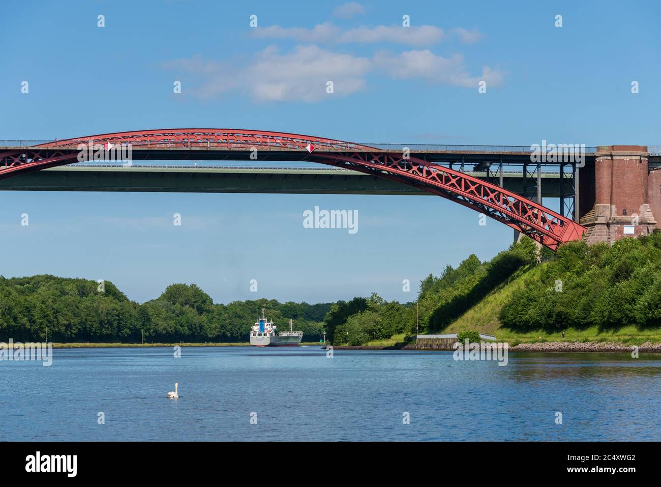 Nord-Ostsee-Kanal. Schiffe passieren die Levensauer Hochbrücke in Kiel-Suchsdorf Stock Photo - Alamy