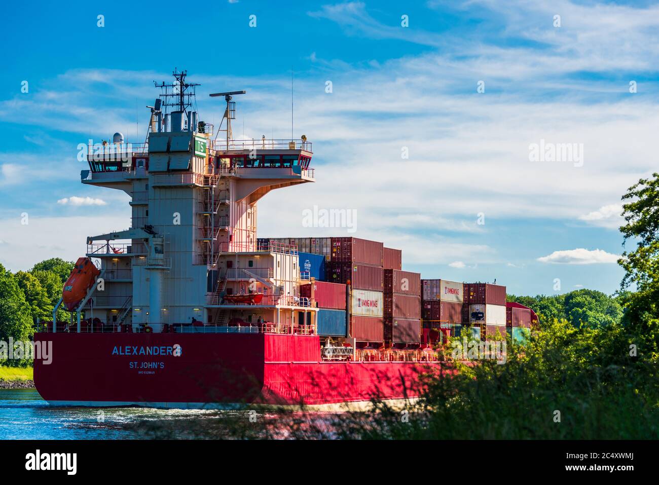 Nord-Ostsee-Kanal. Schiffe passieren die Levensauer Hochbrücke in Kiel-Suchsdorf Stock Photo - Alamy