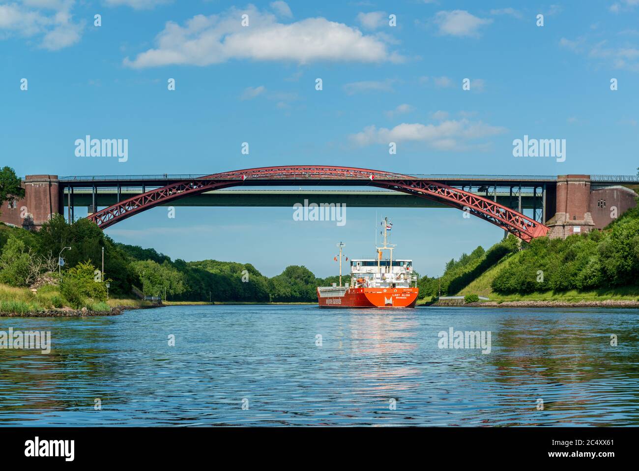 Nord-Ostsee-Kanal. Schiffe passieren die Levensauer Hochbrücke in Kiel-Suchsdorf Stock Photo - Alamy