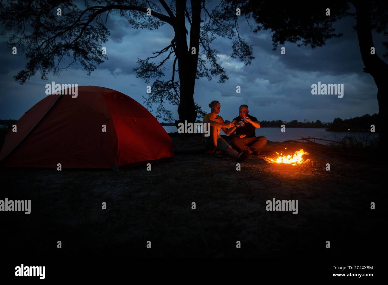 Night beach bbq hi-res stock photography and images - Alamy