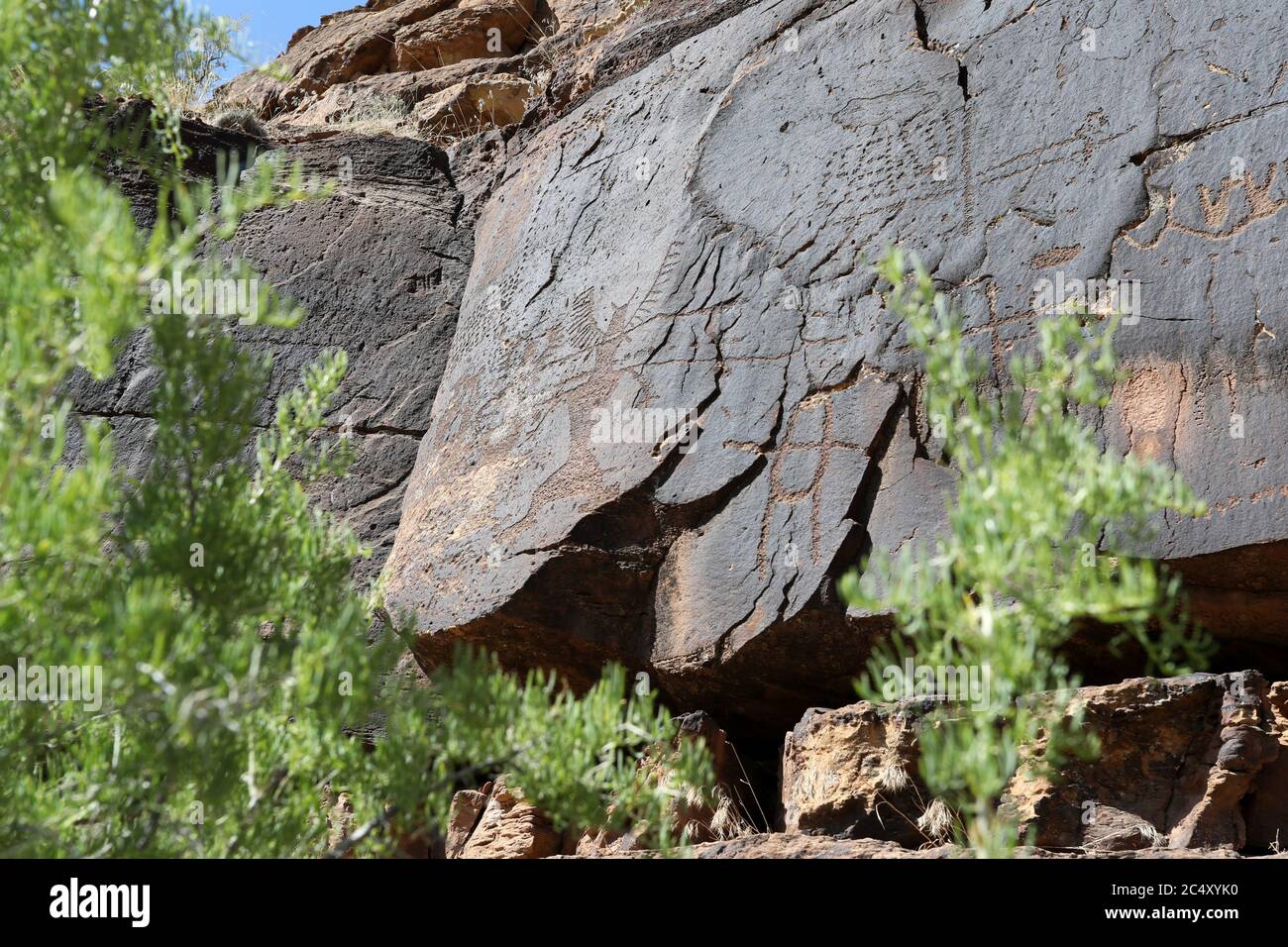 Ancient Native American Indian rock art petroglyph headdress Utah 1460 ...
