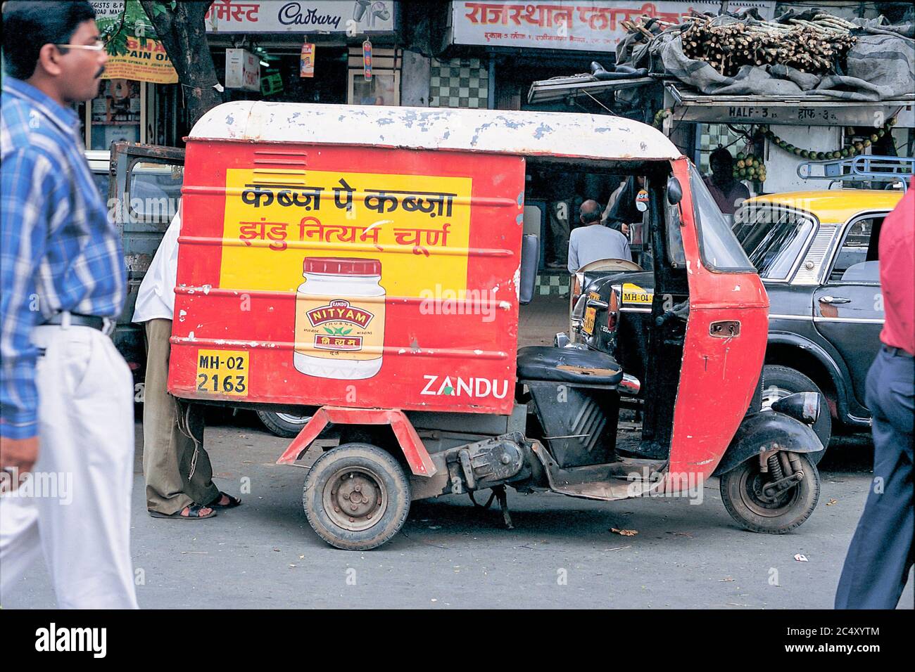 Street scene in India Stock Photo - Alamy
