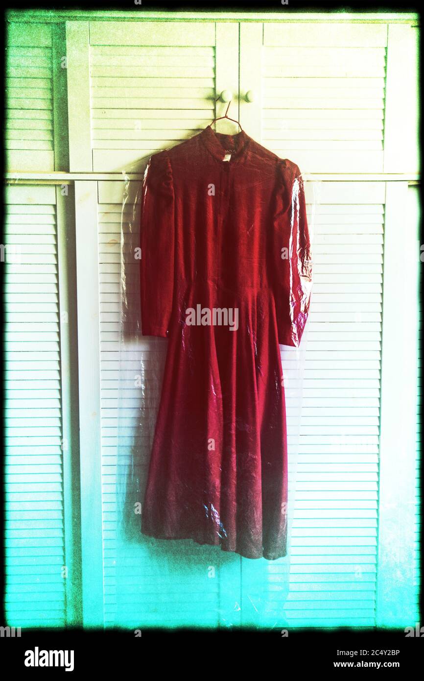 Vintage red dress hi-res stock photography and images - Alamy