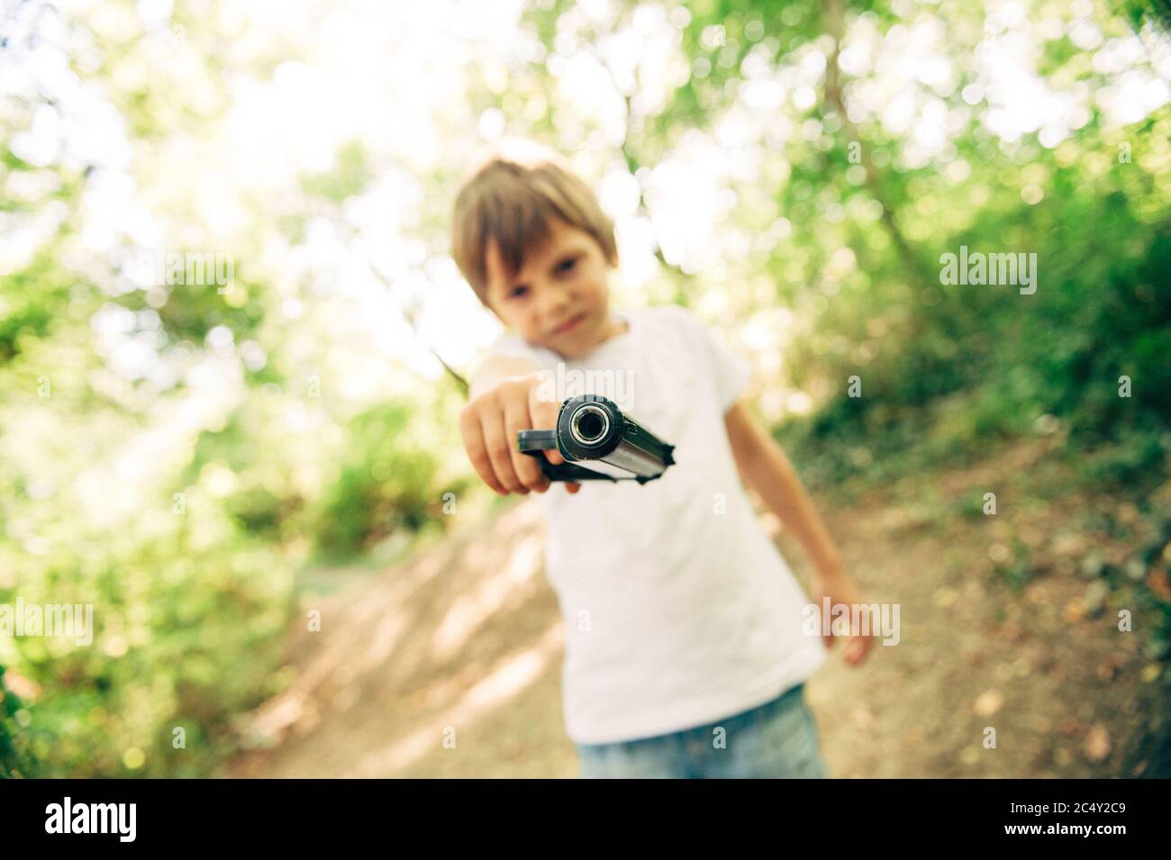 Gangster pointing gun hi-res stock photography and images - Alamy