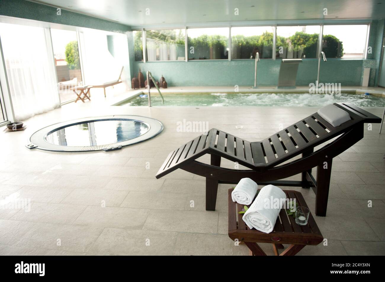 Empty luxury spa with jacuzzi and swimming pool Stock Photo - Alamy