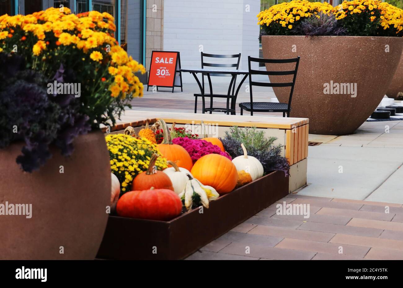 Shopping mall decoration hi-res stock photography and images - Alamy