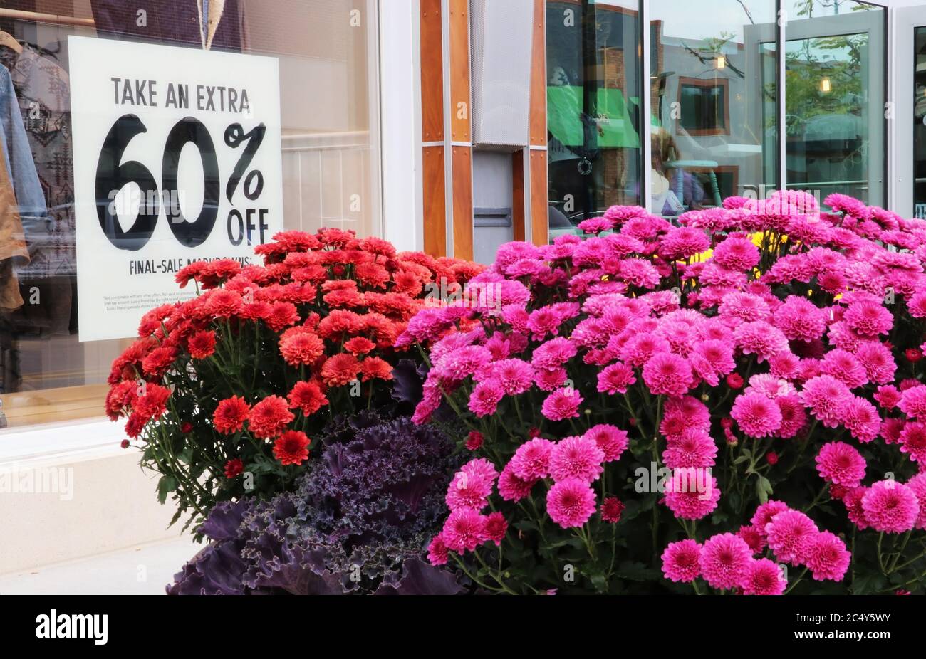 Outdoor outlet mall hi-res stock photography and images - Alamy