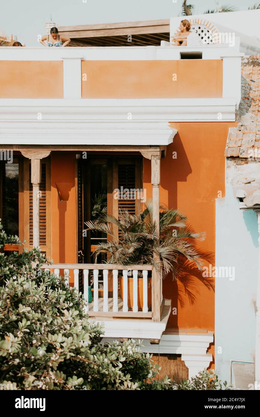Guests soaking in rooftop sun atop a colorful hotel in Cartagena Stock ...