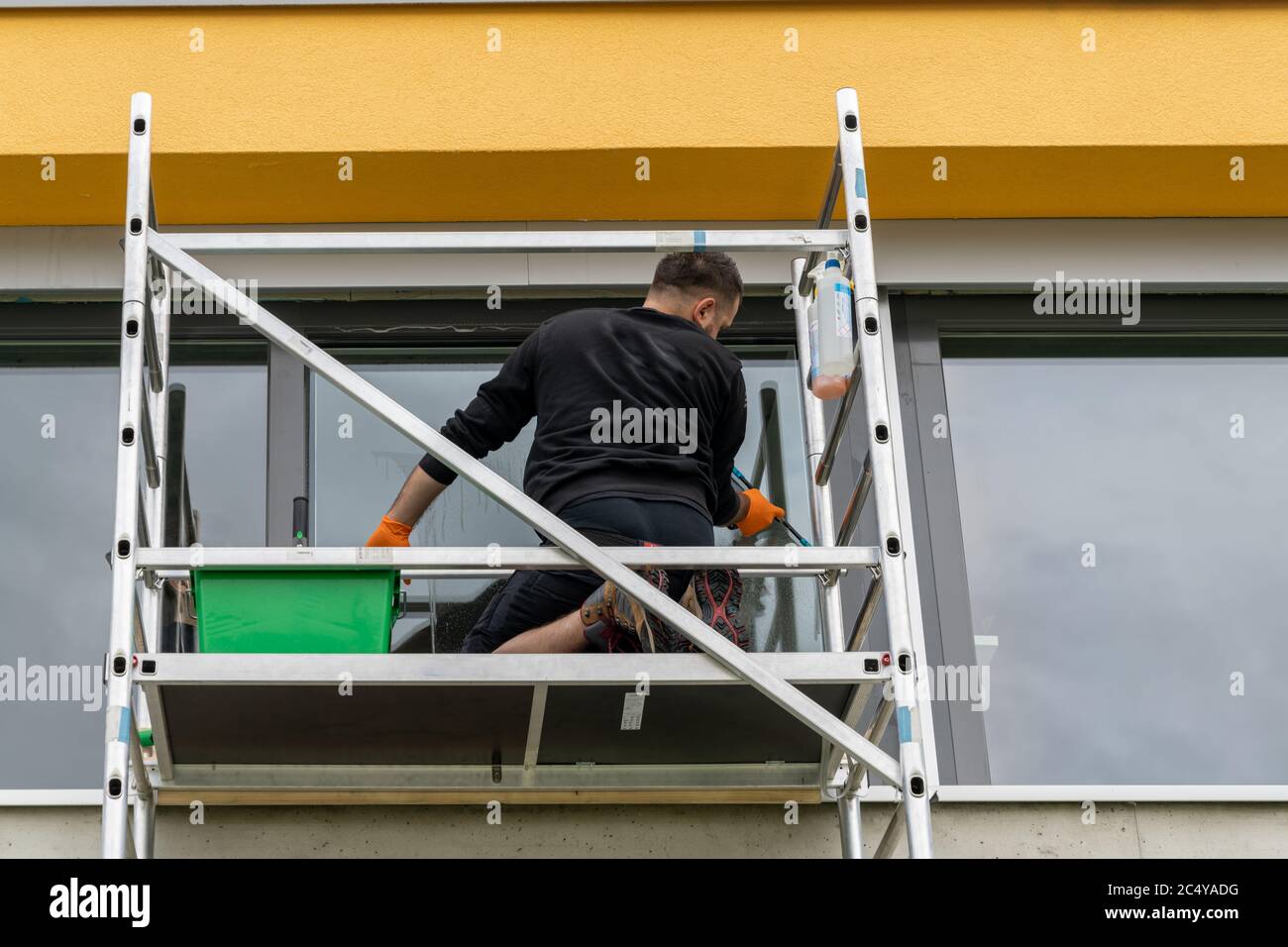 Portable scaffolding hi-res stock photography and images - Alamy