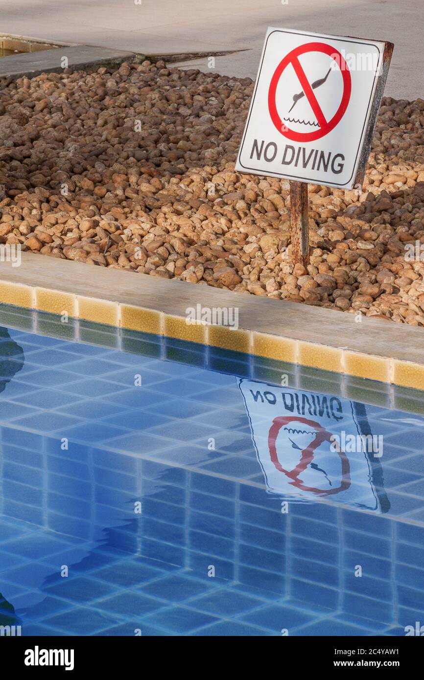 Swimming pool no diving warning hi-res stock photography and images - Alamy