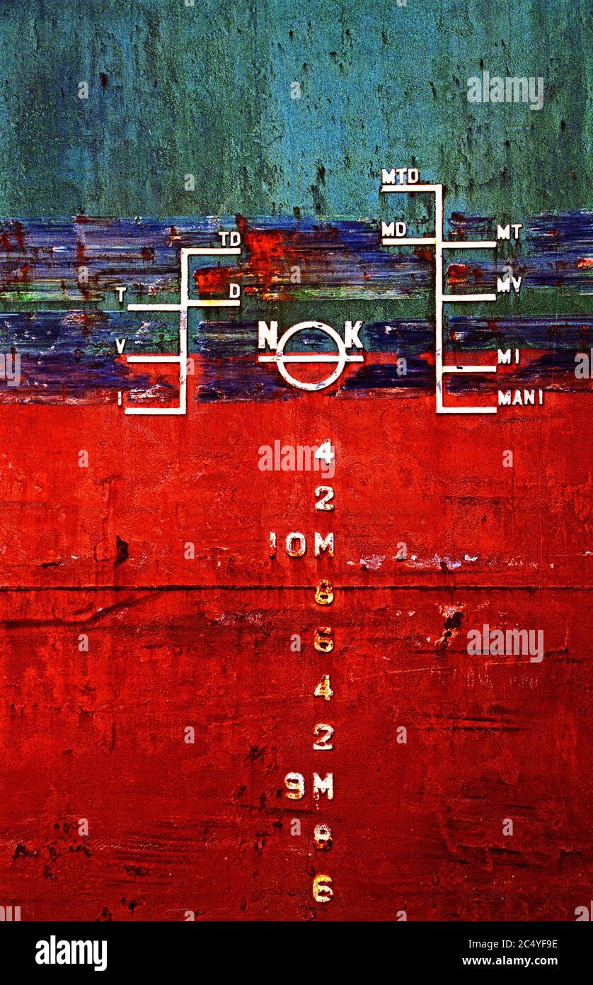 Freeboard mark hi-res stock photography and images - Alamy