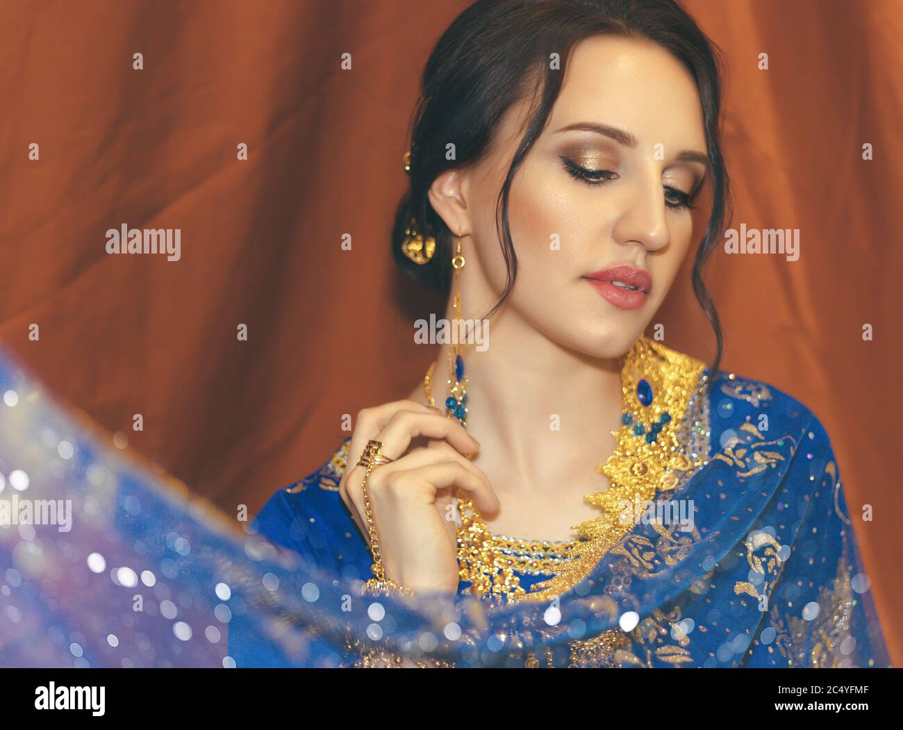 Indian woman cosplay. Young beautiful woman in blue indian sari dress ...