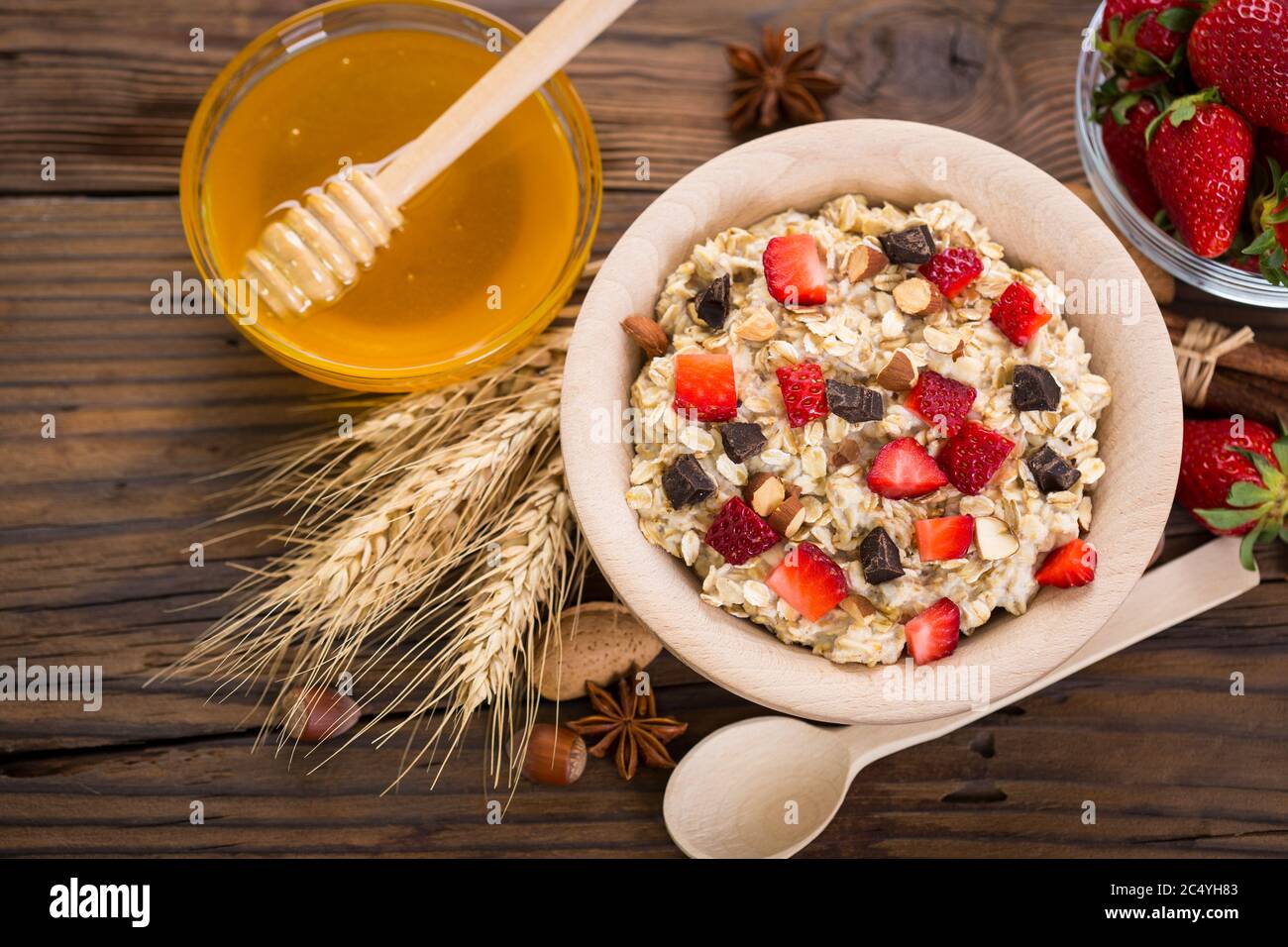 Oatmeal porridge with honey, strawberries and nuts Stock Photo - Alamy