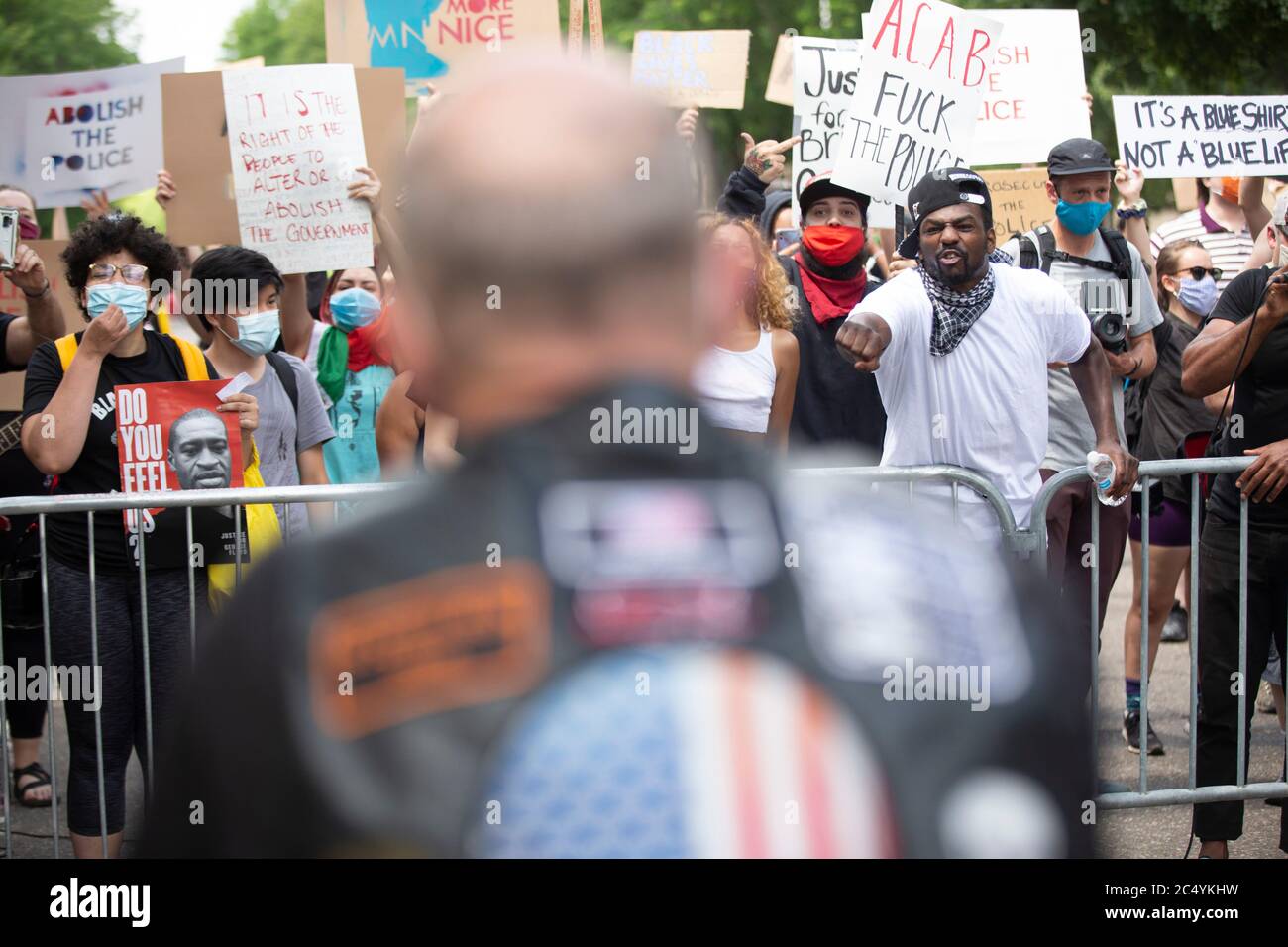 Protest crowd middle finger hi-res stock photography and images - Alamy