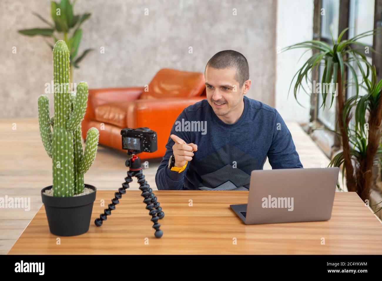 Talk to camera hi-res stock photography and images - Alamy