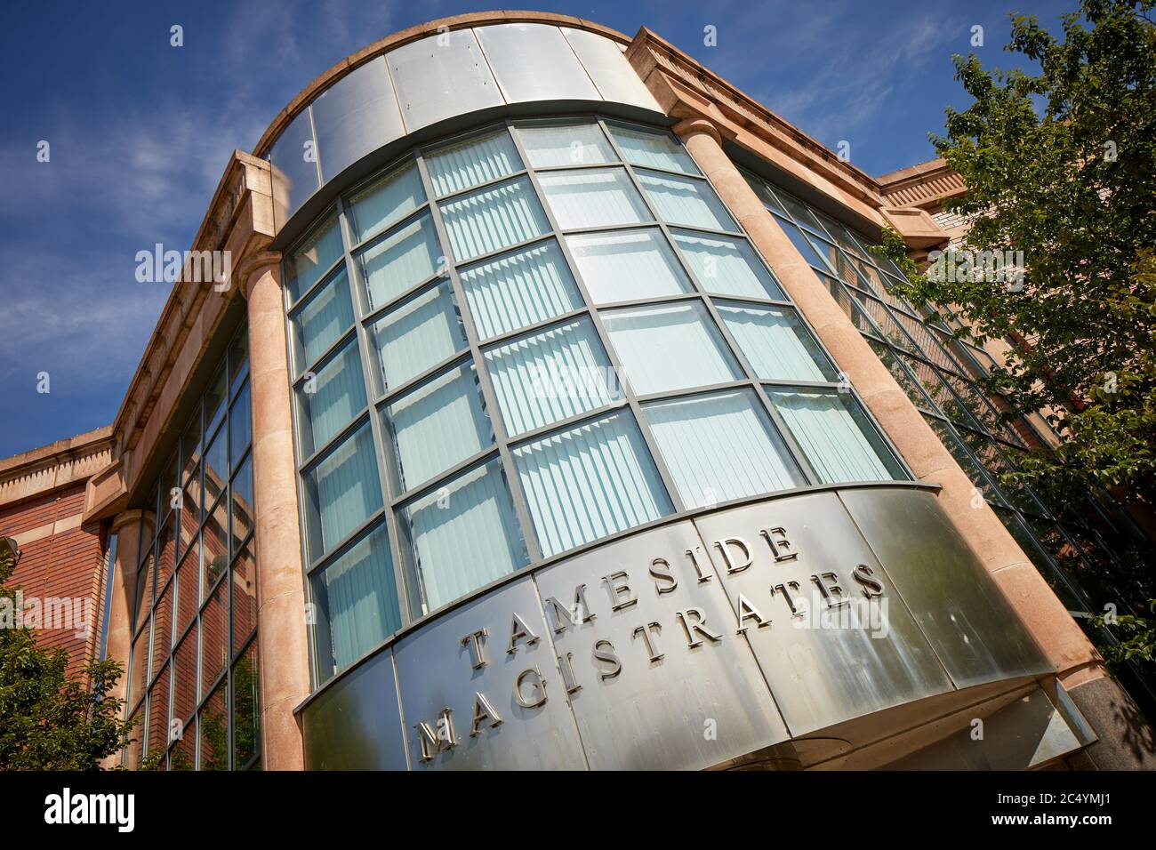 Modern building exterior enterance hi-res stock photography and images ...