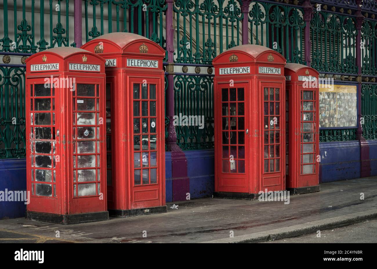 red telephone boxes in london Stock Photo - Alamy