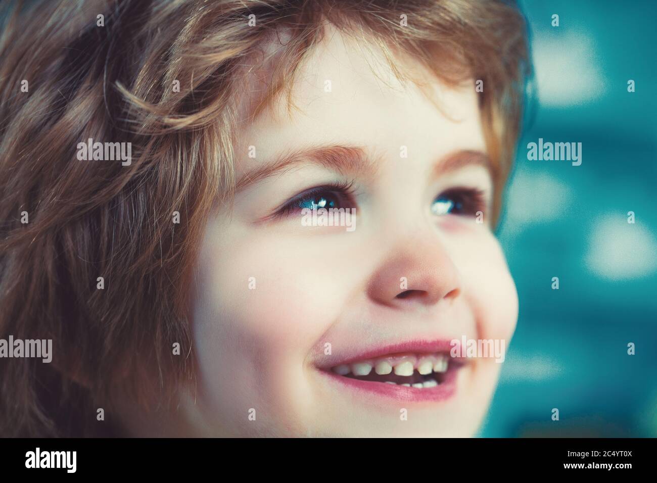 Portrait of kid surprised and curious face Stock Photo - Alamy