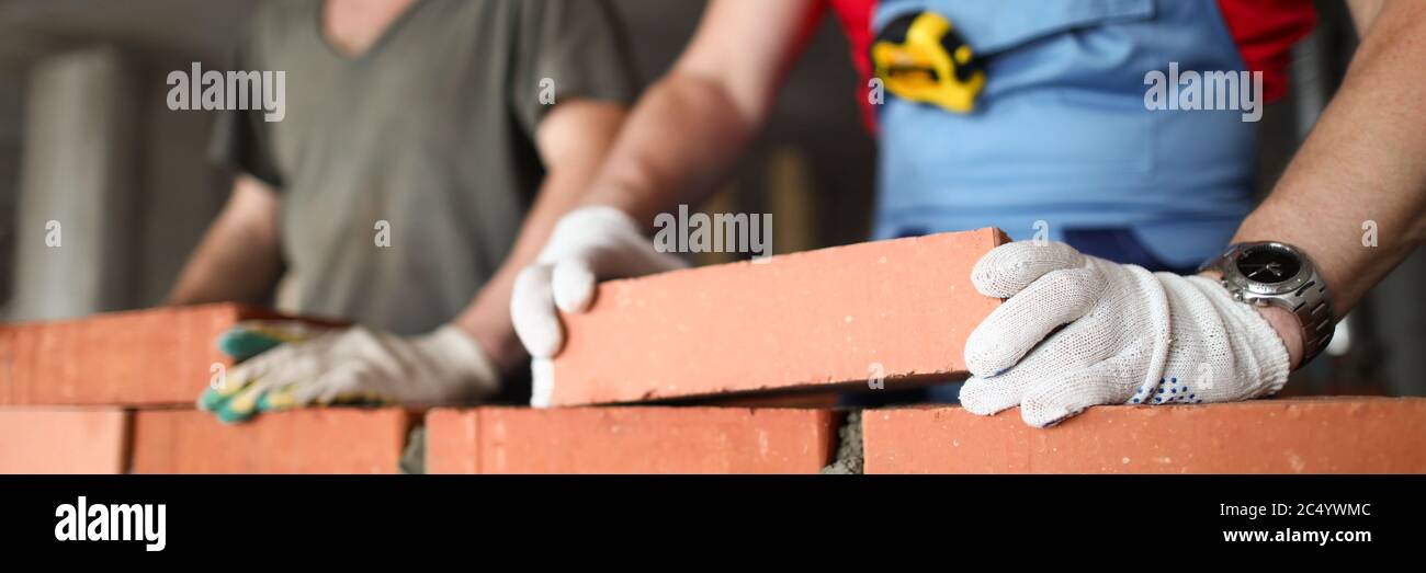 Bricklayers st construction site laying bricks Stock Photo - Alamy