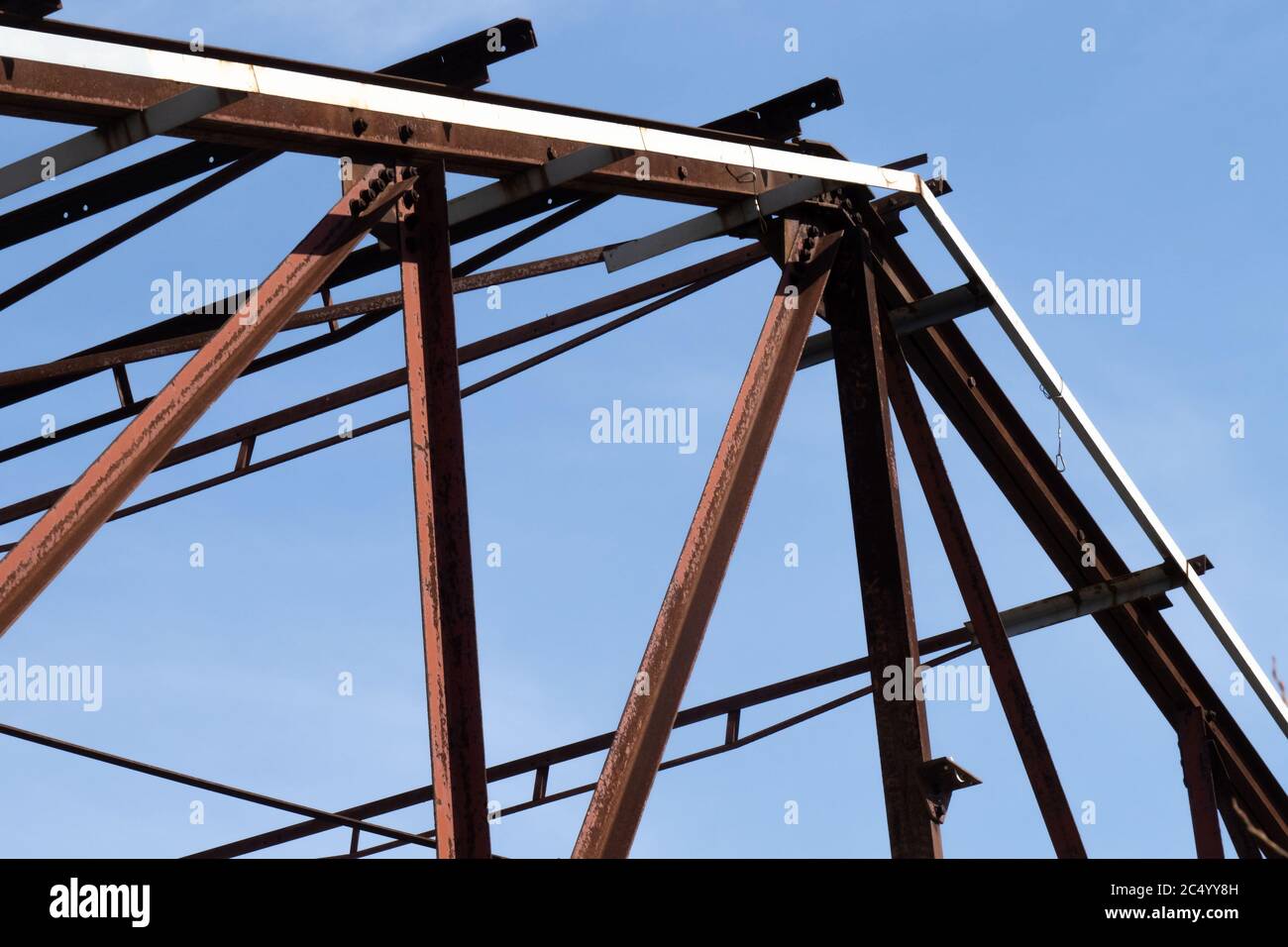 Metal warehouse structural beams hi-res stock photography and images ...