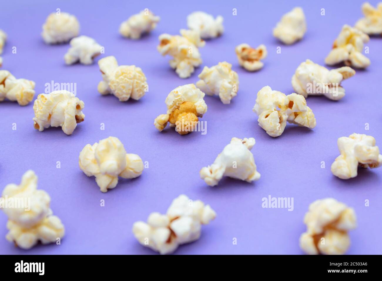 Popcorn on purple background Stock Photo - Alamy