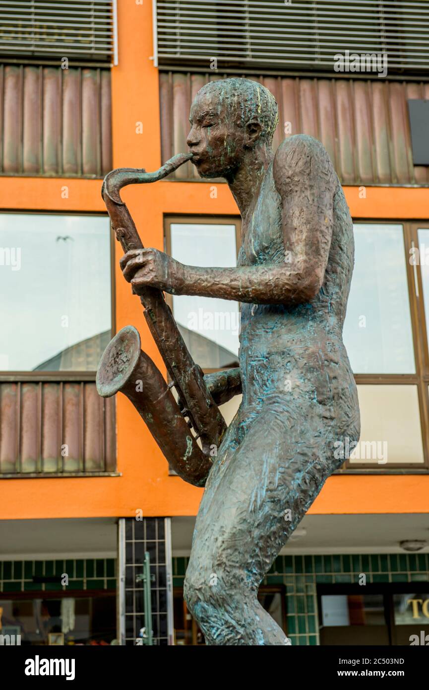 Bronze statue of a saxophone player in Molde, Norway Stock Photo - Alamy