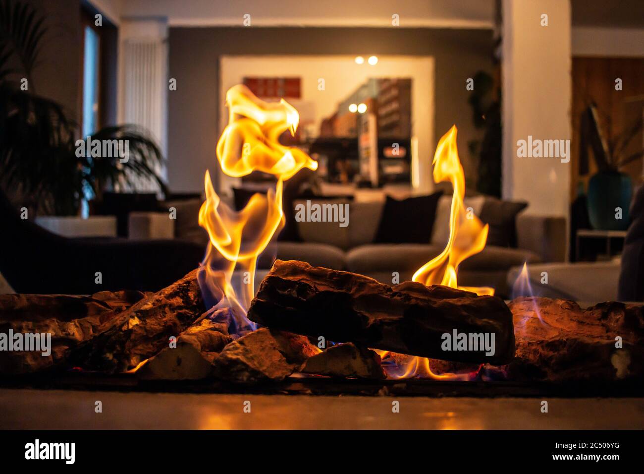 Flaming fireplace room hi-res stock photography and images - Alamy