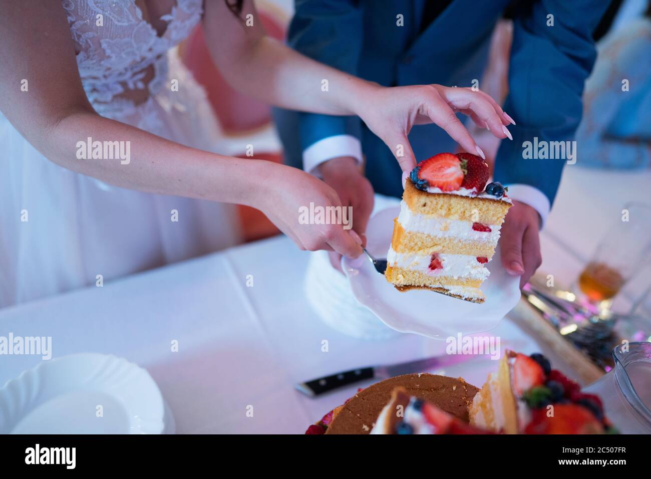 Cake cutting ceremony hi-res stock photography and images - Alamy