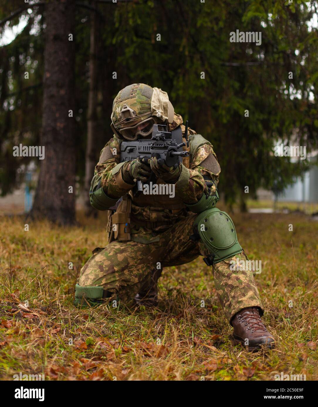 Ukraine soldier in full uniform on his knee aims Stock Photo - Alamy