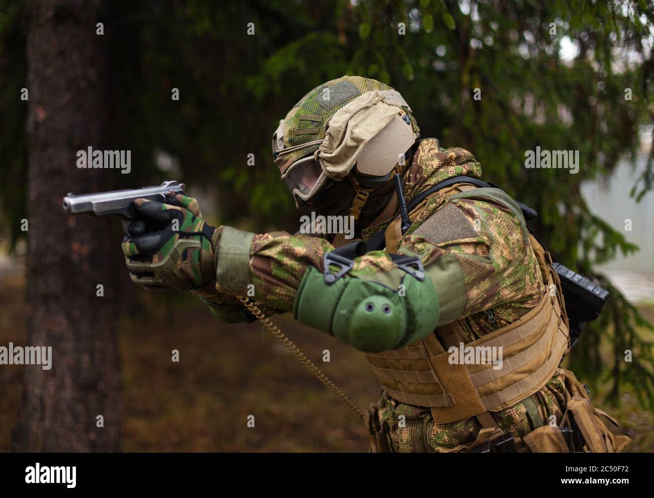 Soldier aiming his gun hi-res stock photography and images - Alamy