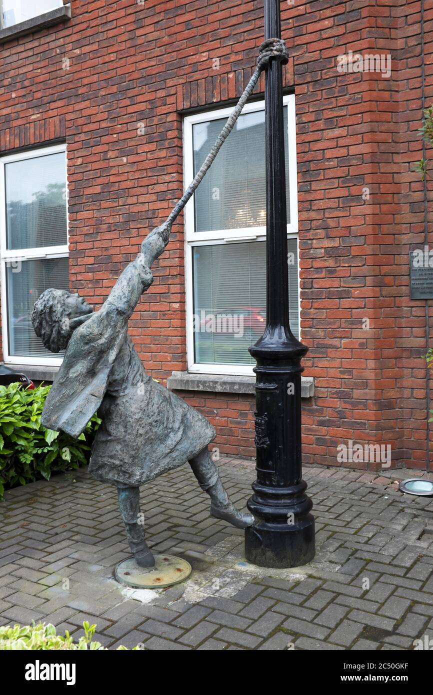 Lamppost children hi-res stock photography and images - Alamy