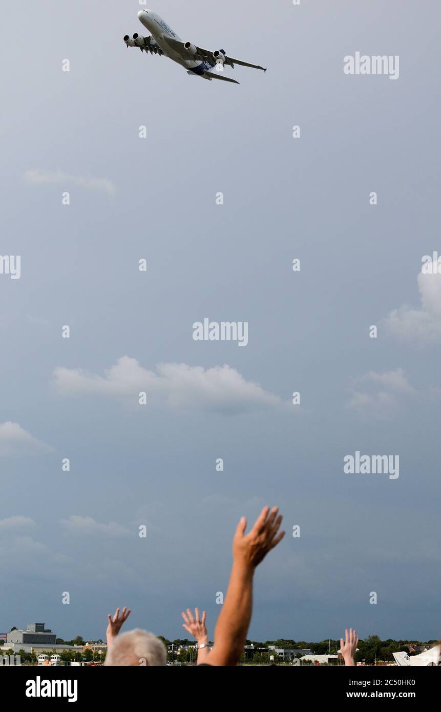 People Waving Goodbye High Resolution Stock Photography and Images - Alamy
