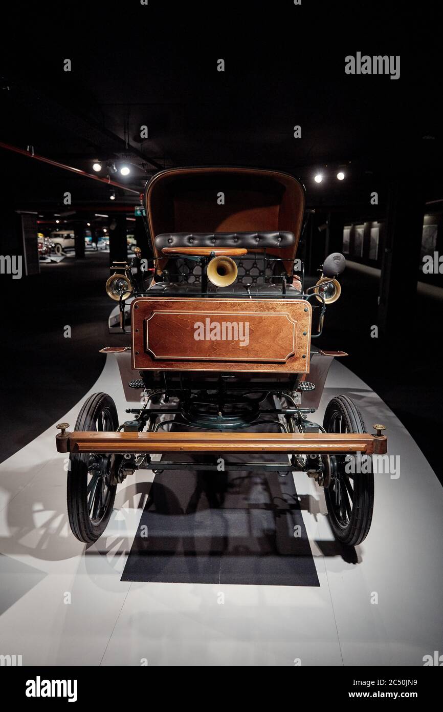 Daimler Motor Carriage 1892 - Classic Car exhibition - Heydar Aliyev ...