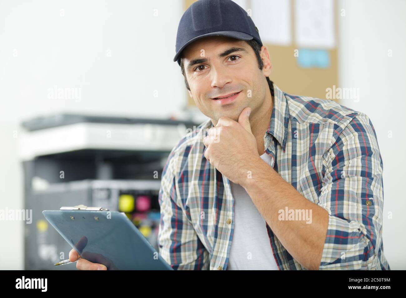 car mechanic taking notes on clipboard Stock Photo - Alamy