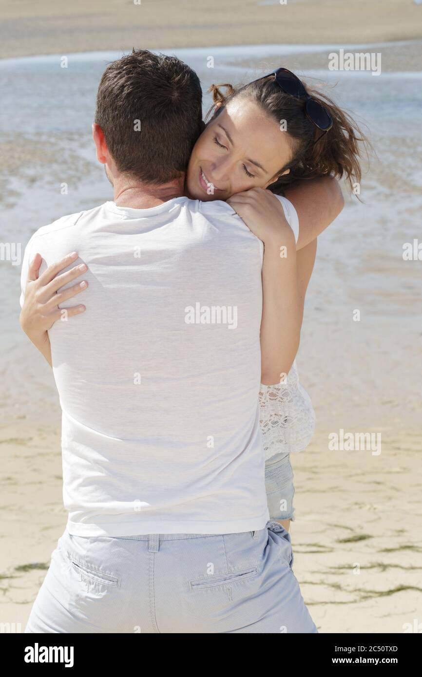 a couple hugging on beach Stock Photo - Alamy