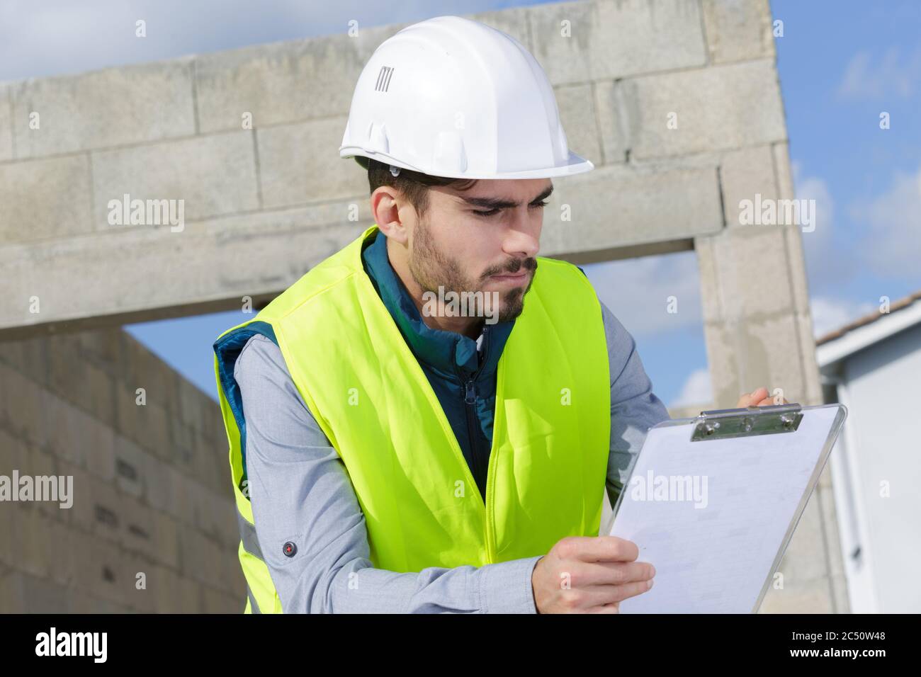 a builder holds a clipboard Stock Photo - Alamy