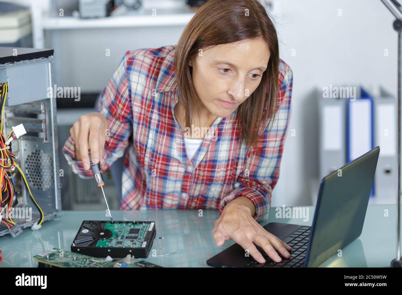 woman learning to fix her computer Stock Photo - Alamy