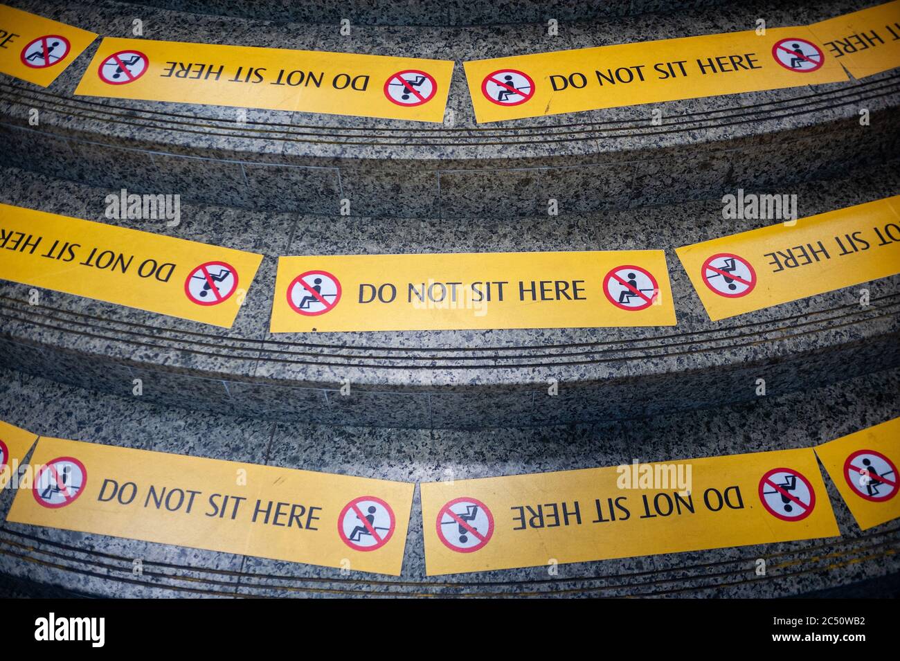 Mrt singapore sign hi-res stock photography and images - Alamy