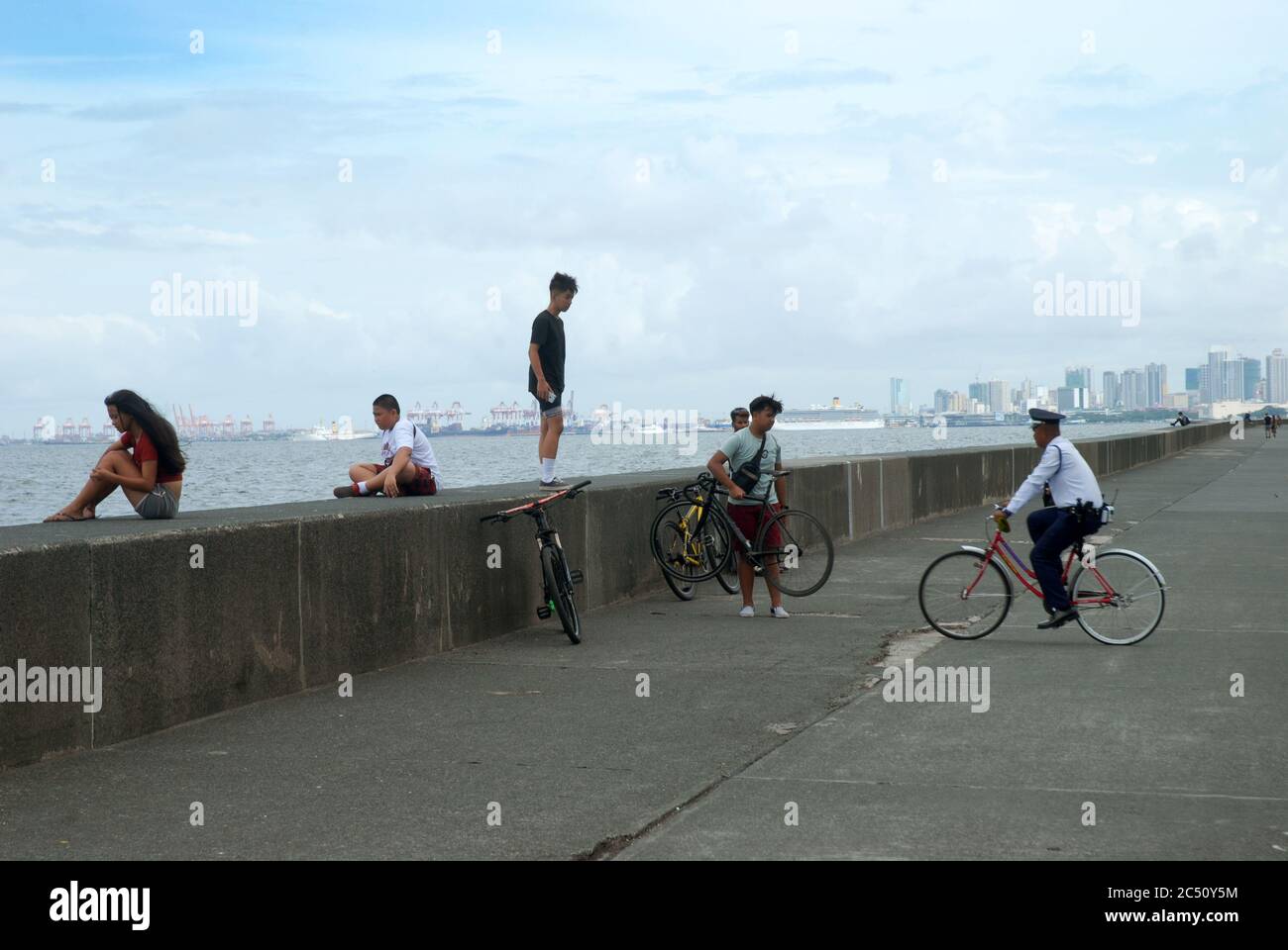 People relaxing on the Seaside Boulevard, Pasay, Metro Manila, The ...