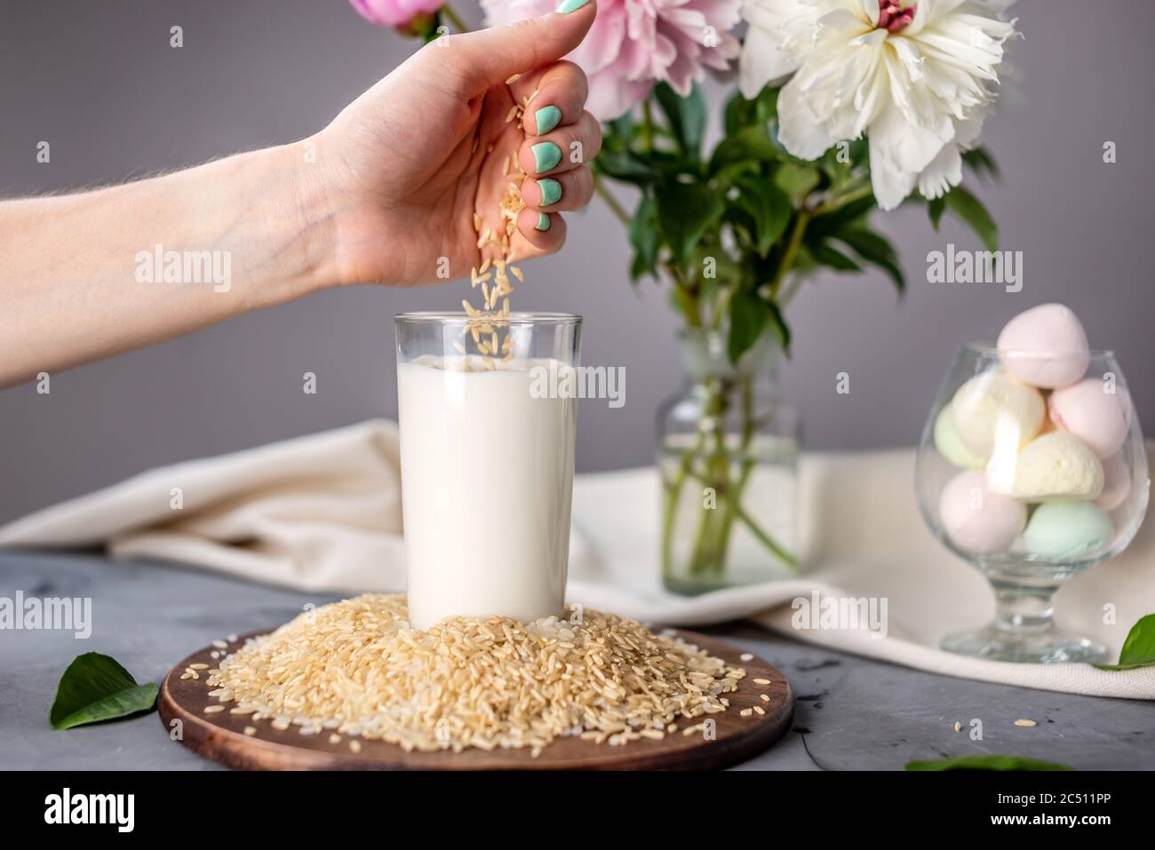 Hand pouring rice hi-res stock photography and images - Alamy