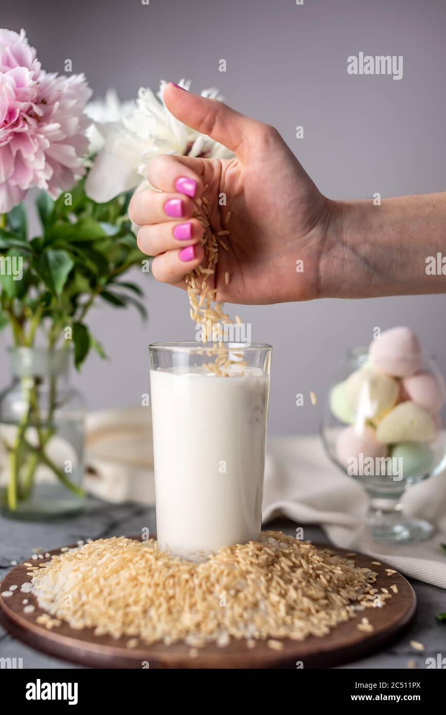 Hand pouring rice hi-res stock photography and images - Alamy