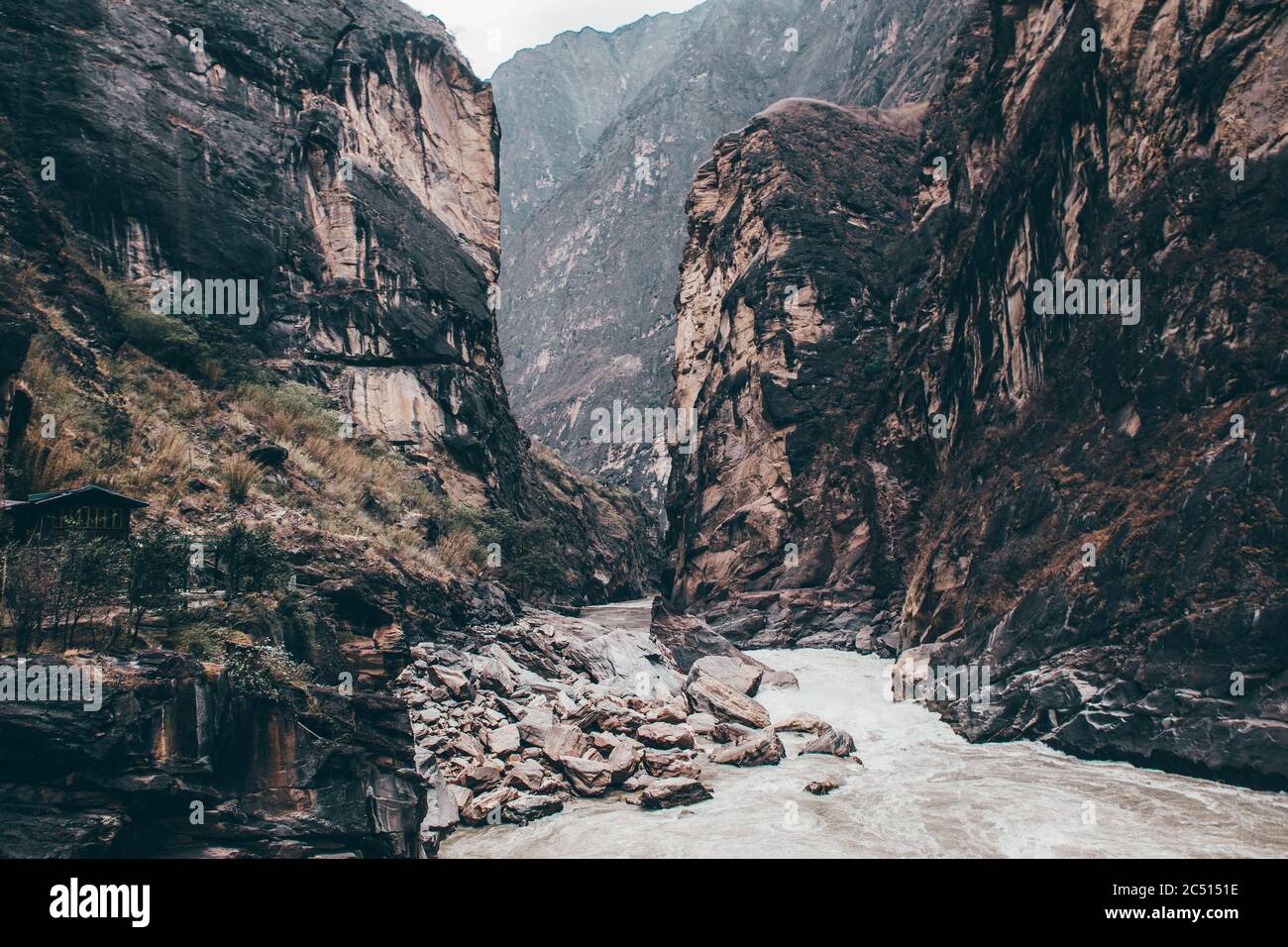 The tiger leaping gorge, the canyon at the origin of Yangtze River, in ...