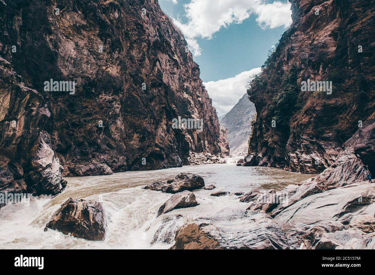 The tiger leaping gorge, the canyon at the origin of Yangtze River, in ...