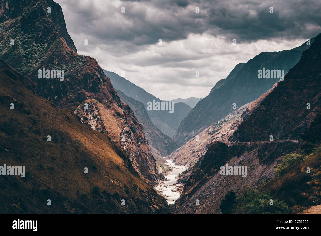 The tiger leaping gorge, the canyon at the origin of Yangtze River, in ...