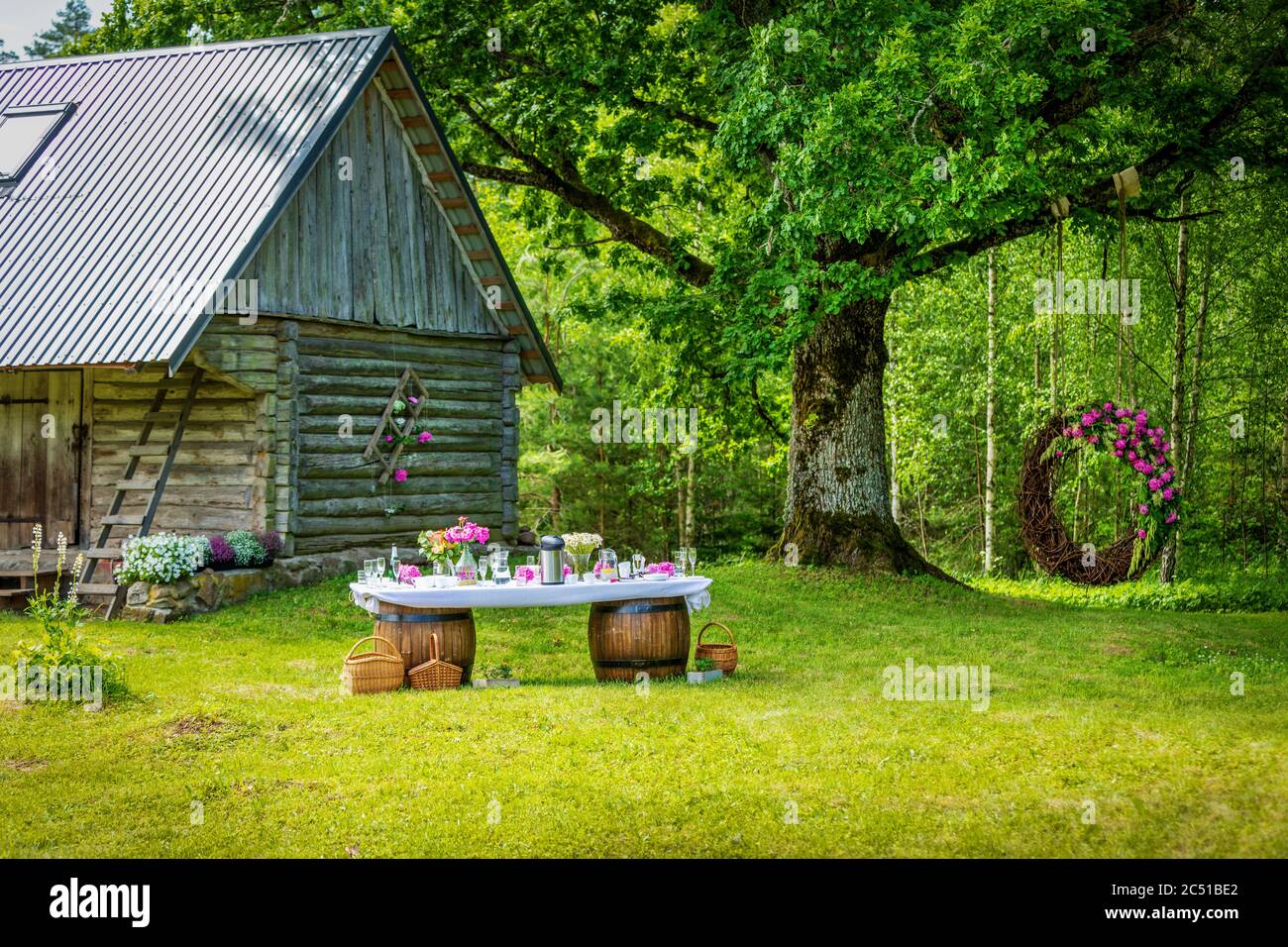 Outdoor wedding table hi-res stock photography and images - Alamy