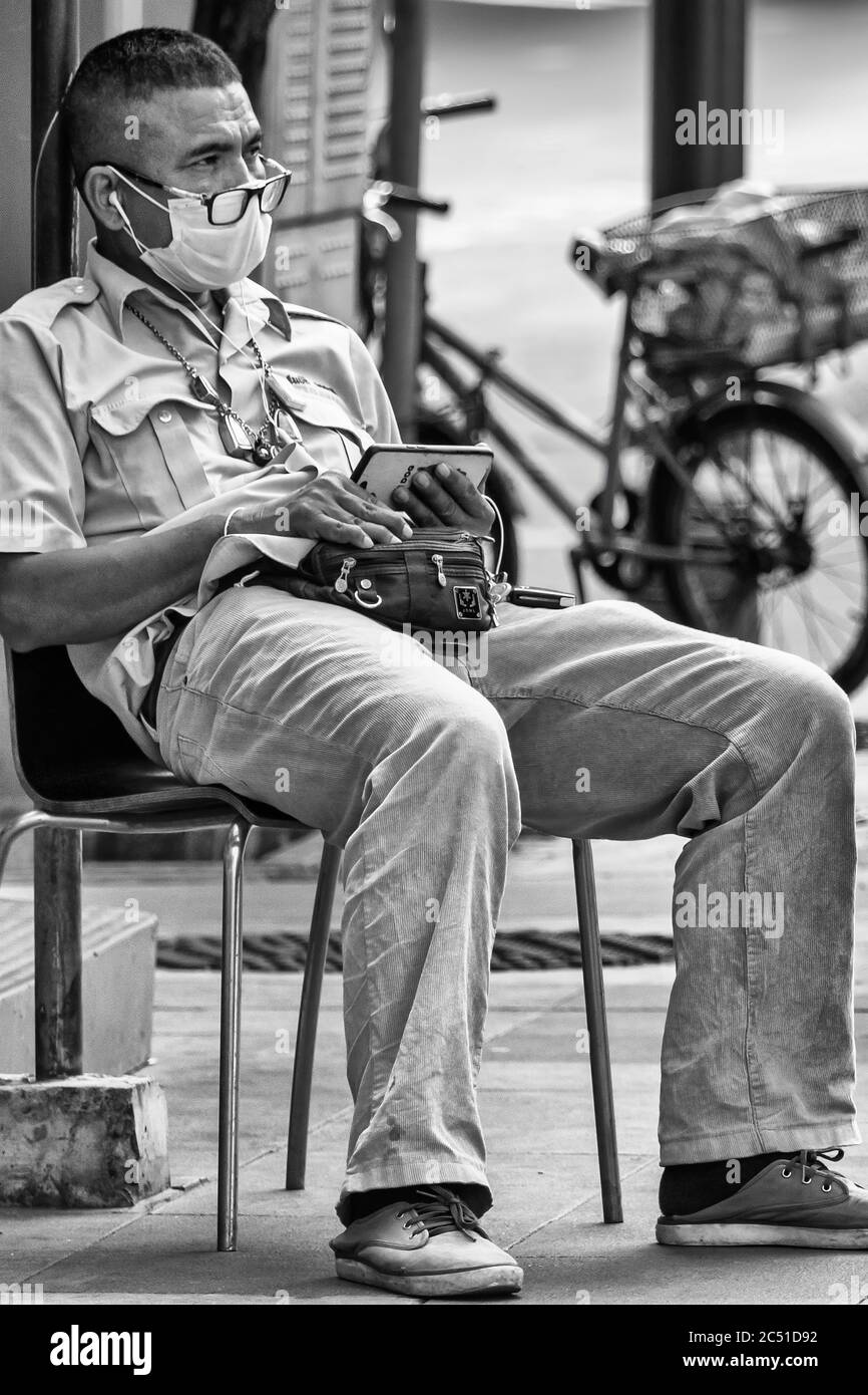 Security guard wearing face mask hi-res stock photography and images ...