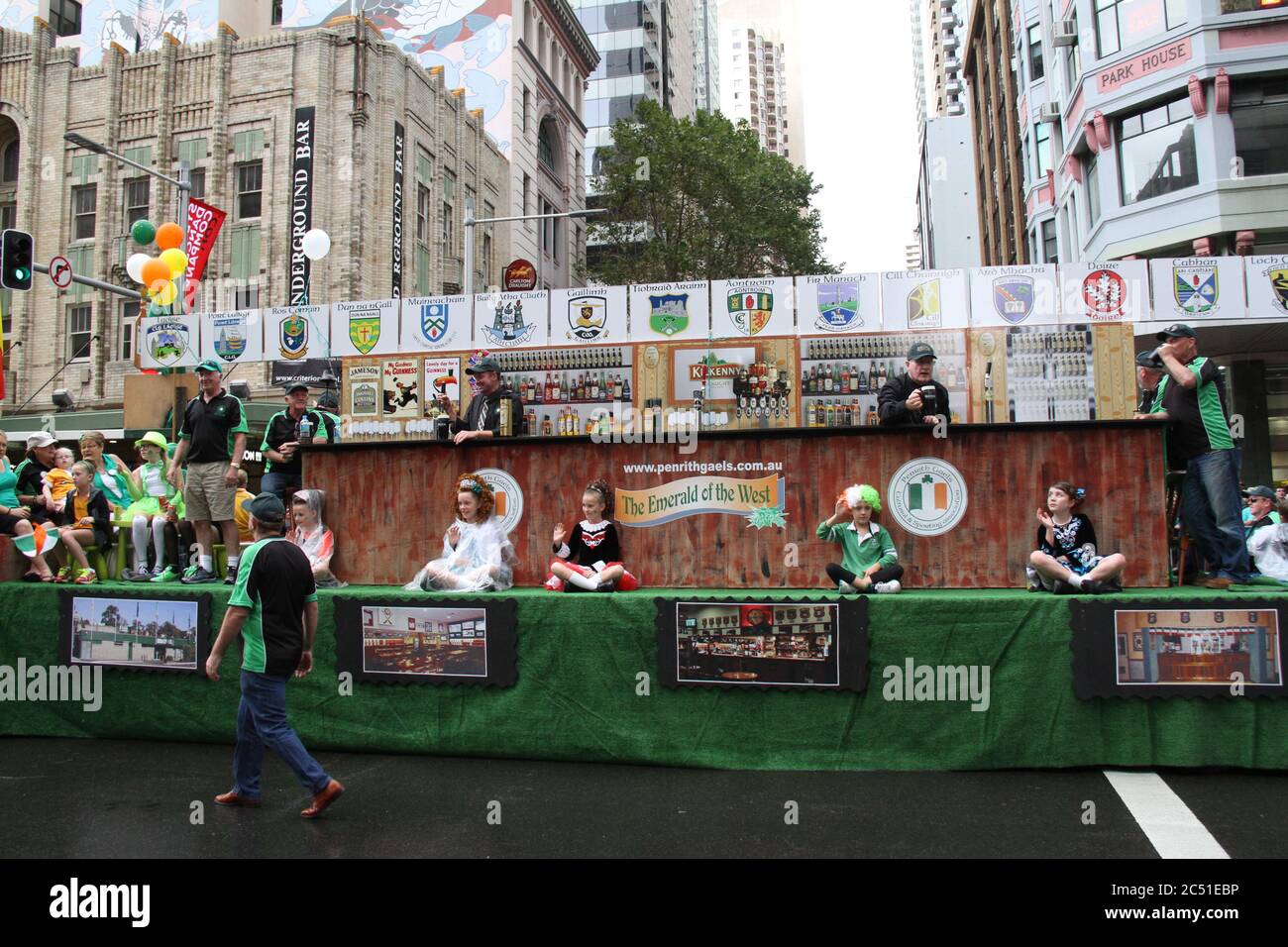 St patricks day parade float hi-res stock photography and images - Alamy