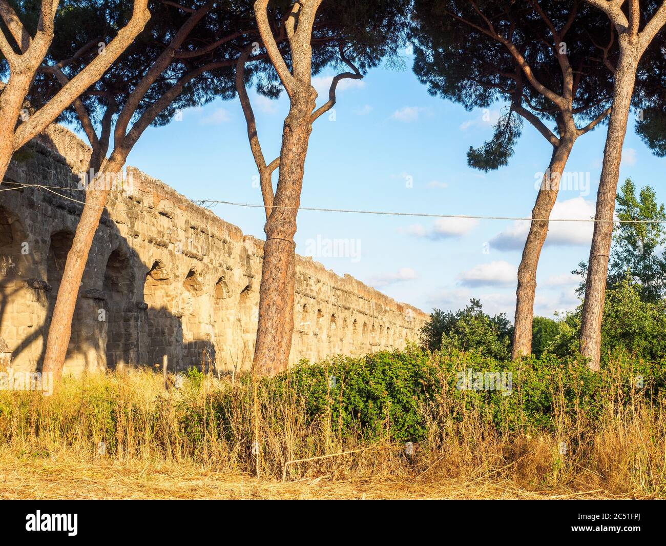 Acquedotto Claudio (Claudian Aqueduct) ancient Roman aqueduct ruins ...