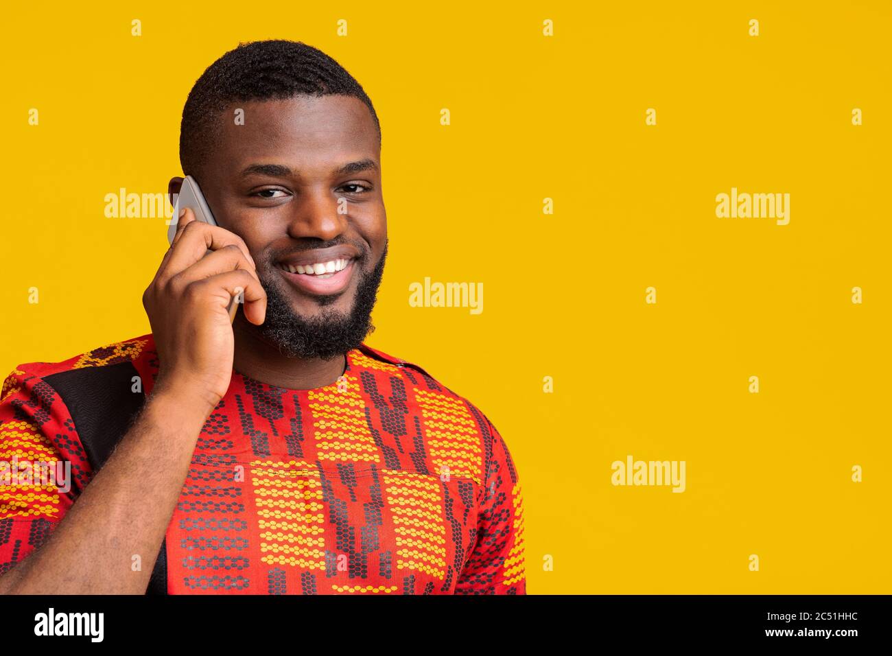 Closeup of smiling black man talking on mobile phone Stock Photo - Alamy