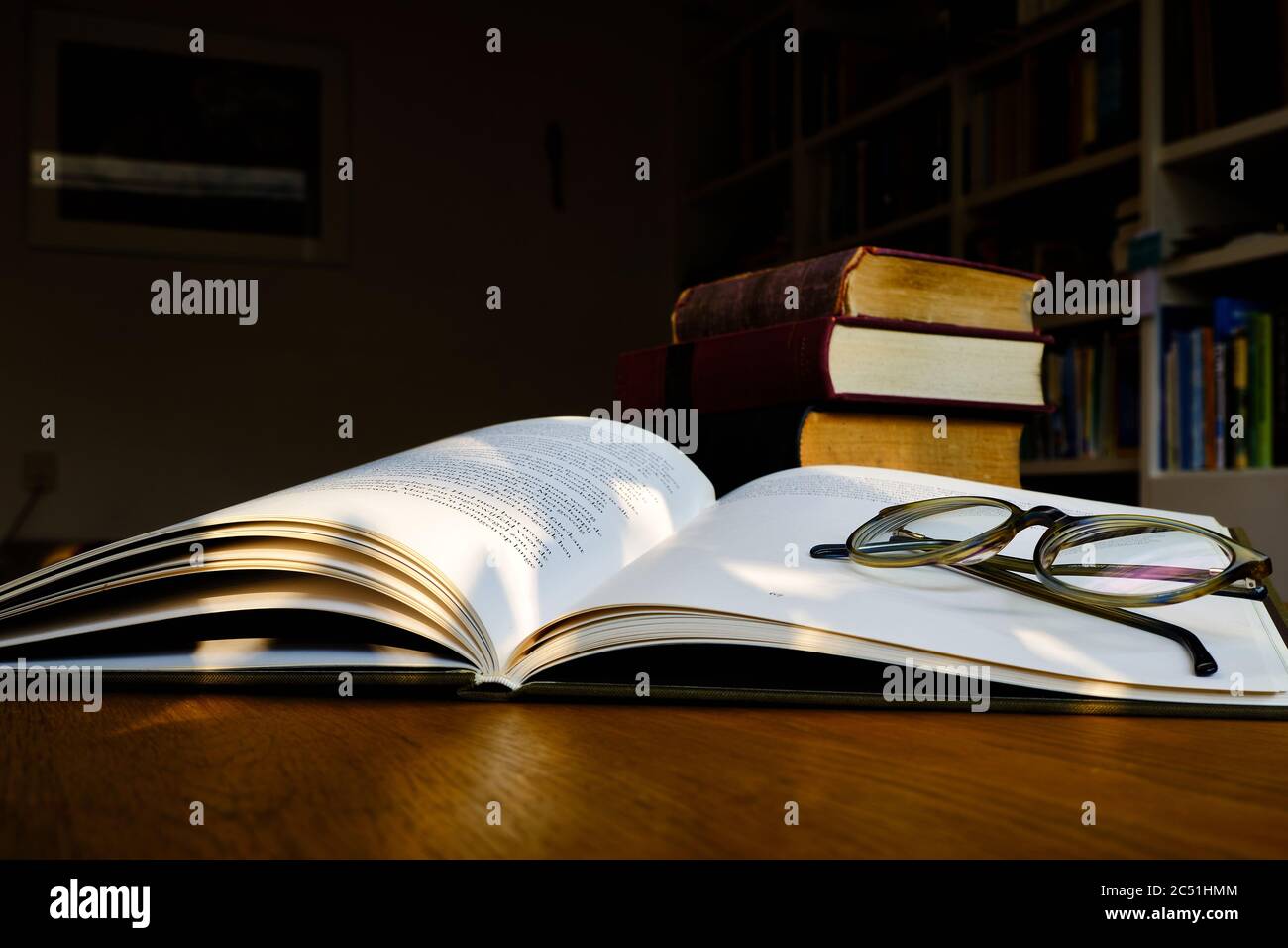 Vintage writing desk books hi-res stock photography and images - Alamy